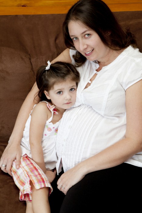 33 Beautiful Pregnancy Sibling Portraits