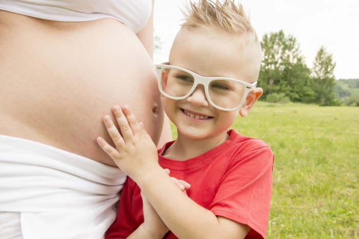 33 Beautiful Pregnancy Sibling Portraits
