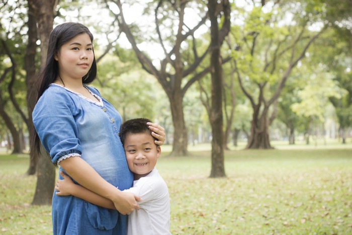 33 Beautiful Pregnancy Sibling Portraits